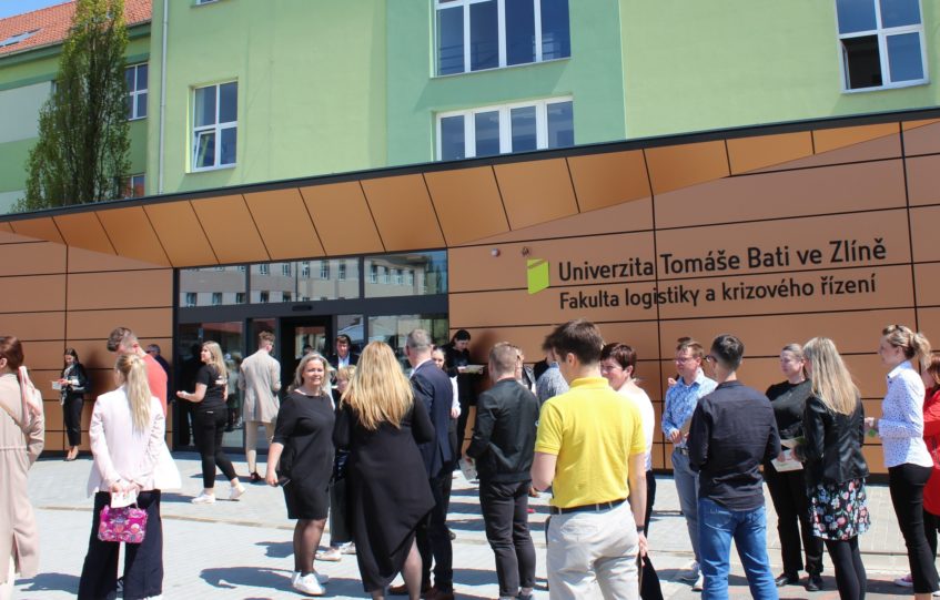 Slavnostní otevření nově zrekonstruovaných prostor fakulty a venkovní ...