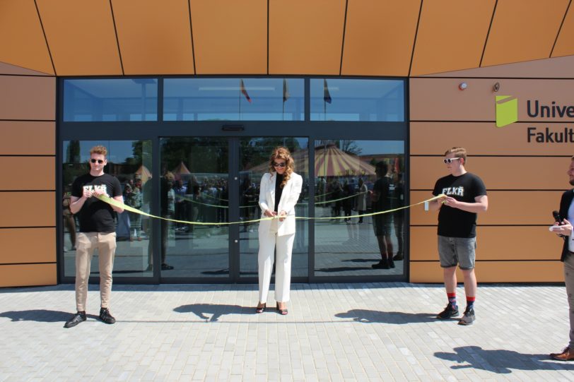 Slavnostní otevření nově zrekonstruovaných prostor fakulty a venkovní ...