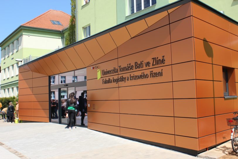 Slavnostní otevření nově zrekonstruovaných prostor fakulty a venkovní ...