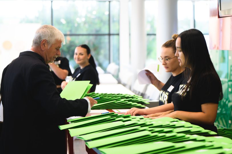 Školy pod tlakem, vlaky v plamenech – odborníci hledali odpovědi na ...